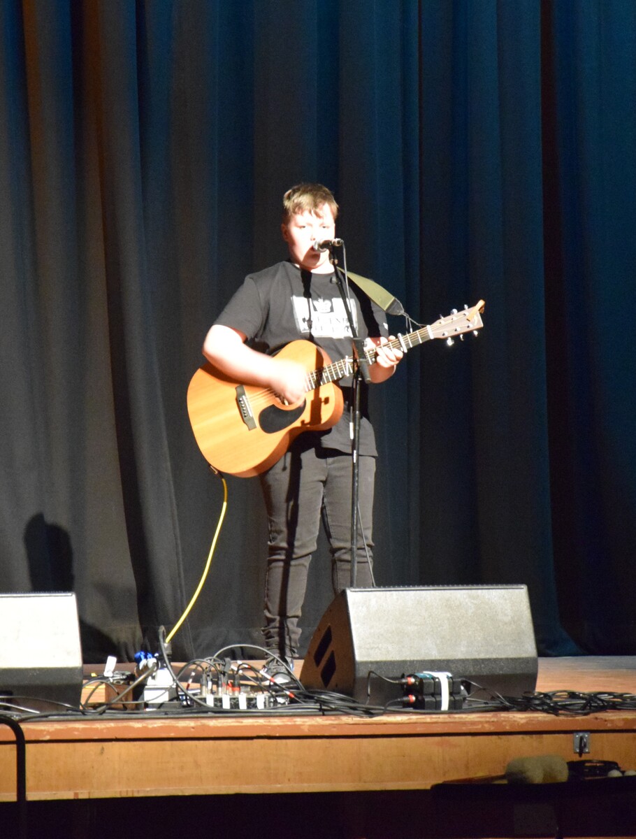 West Coast Today - Media Library - Singer and guitarist Robbie Craig on ...