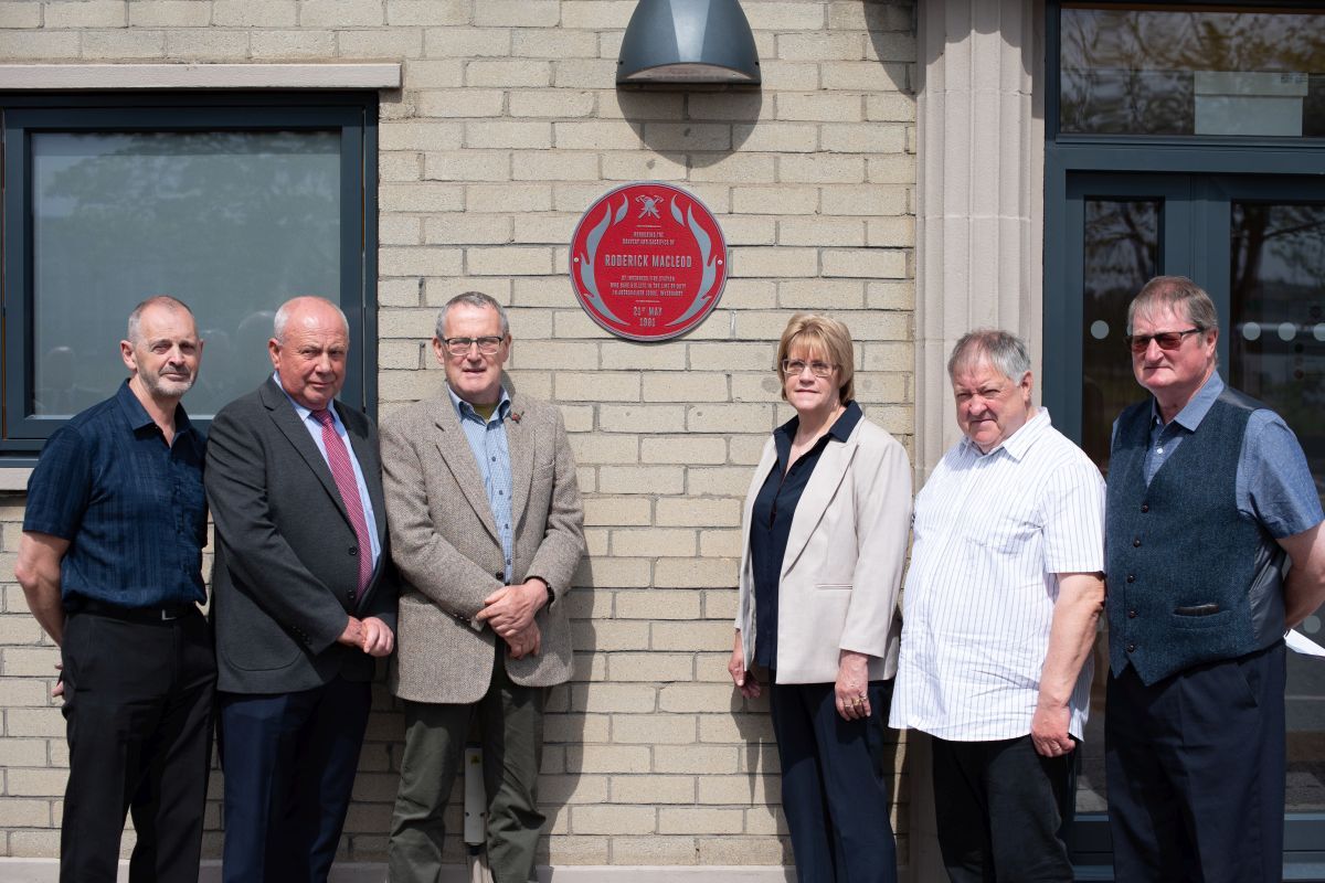 West Coast Today - News - Red plaque unveiled for Isle of Lewis ...
