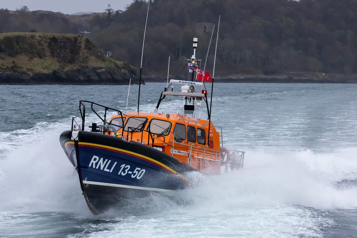 West Coast Today - News - Oban lifeboat saves yacht grounded on Cutter Rock