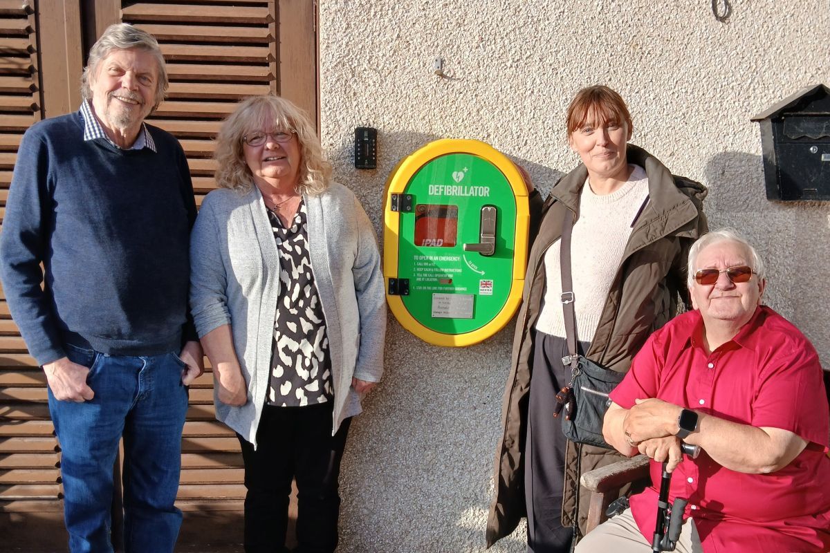 West Coast Today - News - Bereaved family answer call for new Lamlash defib