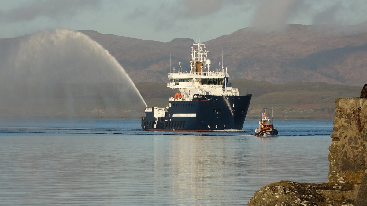 West Coast Today - News - Watch: Pole Star arrives in Oban on Christmas